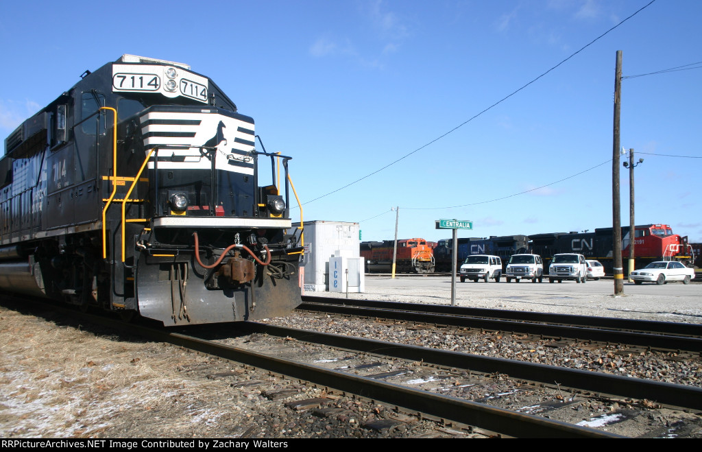 NS 7114 CN 2191 BNSF 9213